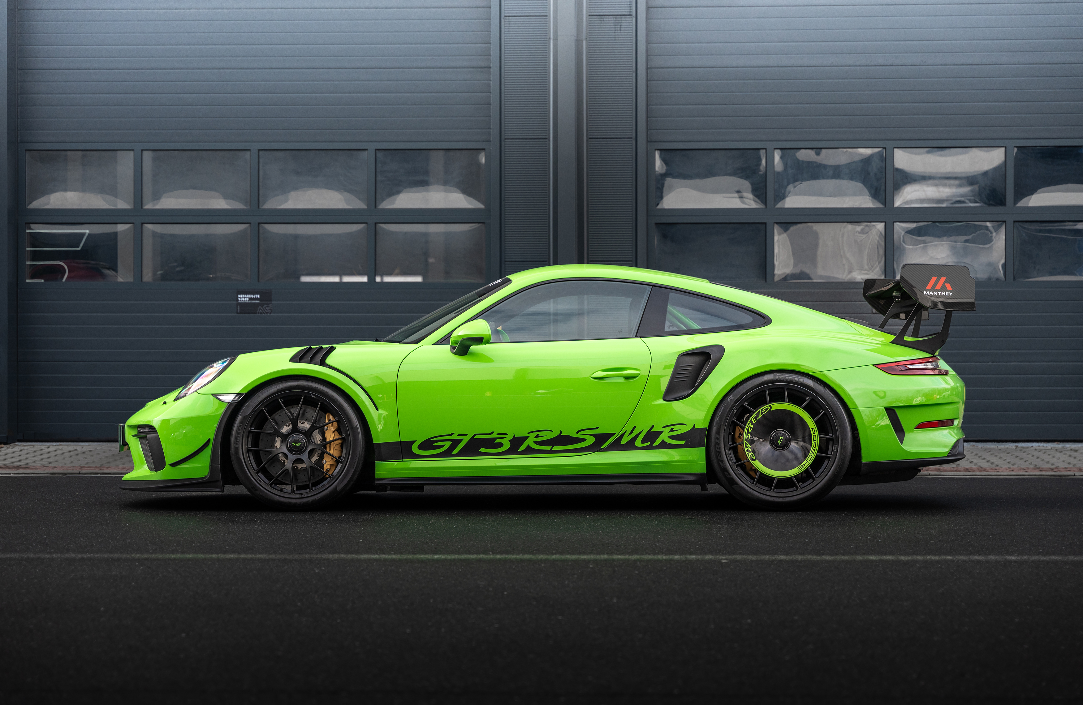 Porsche 911 GT3 RS (991.2) od Manthey Racing je závodní auto na ...